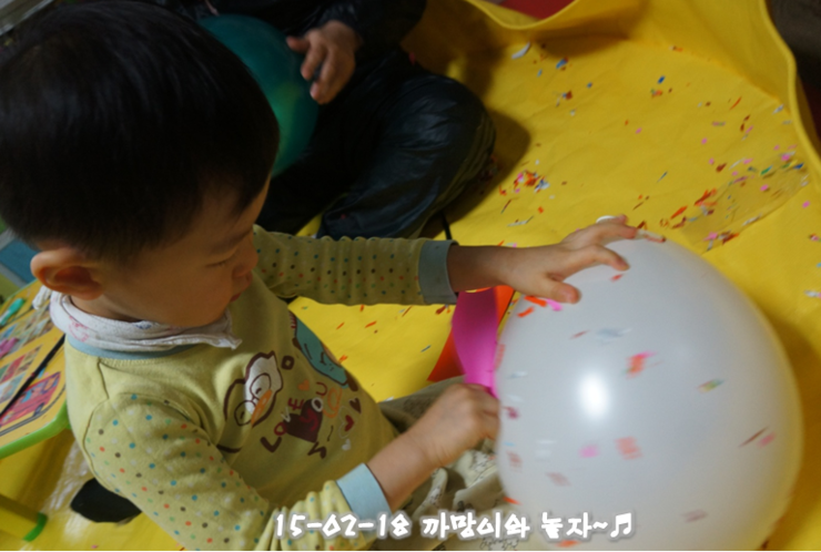 미술놀이 색종이와 풍선으로 정전기 놀이를 해요~~♬ 준비물 색종이풍선 네이버 블로그