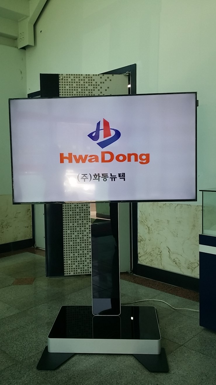 코스맥스화동뉴텍 회의용모니터 웰컴보드 전시화모니터 55인치 삼성스마트사이니지모니터 설치 이동식모니터스텐드 디지털사이니지