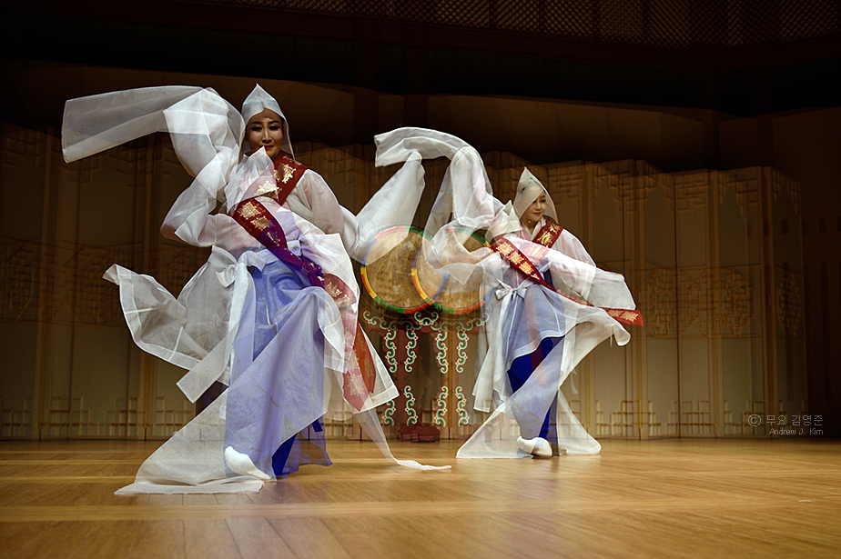[한국전통민속무용 승무, Traditional Korean Dance 'Seungmu', 韓国の伝統的な舞踊＇スンム＇] 한영숙류 ...