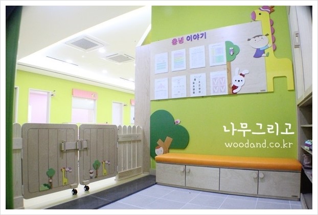 세종시청충녕어린이집현관울타리안전문,현관안전문,현관울타리,안전울타리,어린이집안전문,예쁜안전문,원목안전문,자작나무안전문,입구환경구성 ...